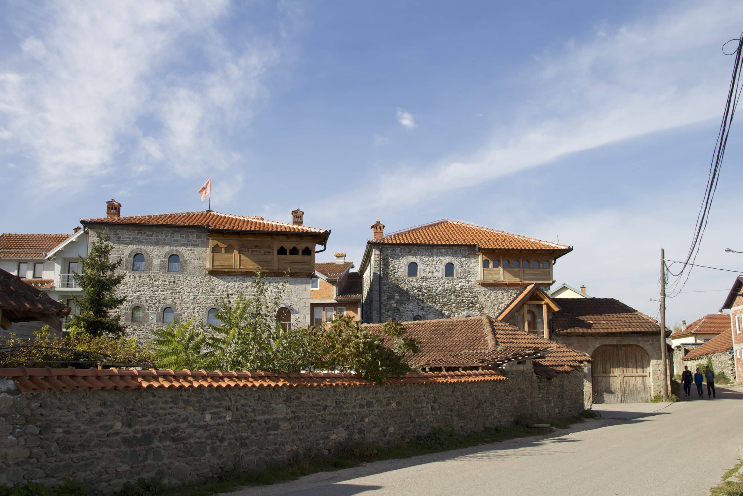 Kontakt - Komuna Junik